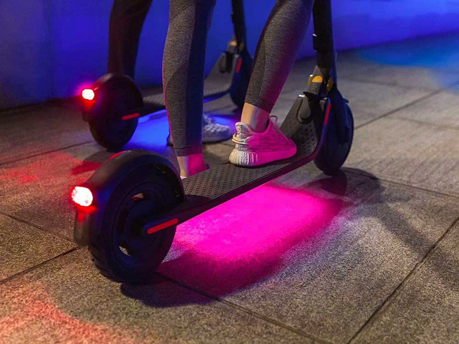 Monopattino Elettrico Ninebot Kickscooter E25E: Tre Velocità e Luci a ...